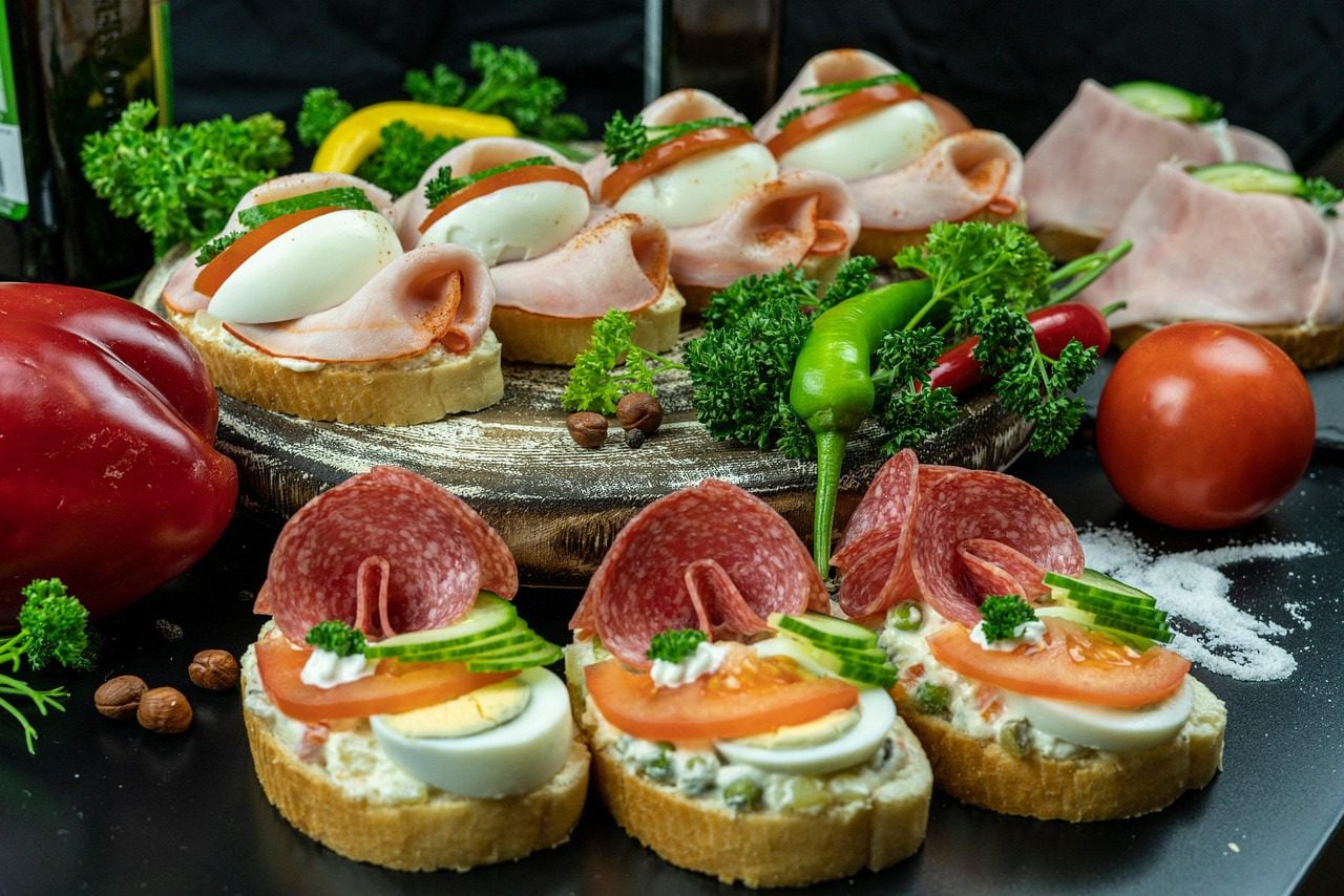 Canapés vs Hors d'Oeuvres: The Real Difference